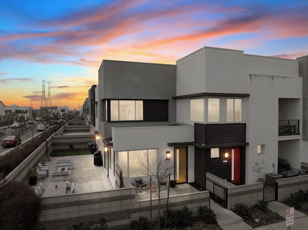 Luxury Modern 3/2 Home Near Ontario Airport - Rancho Cucamonga, CA