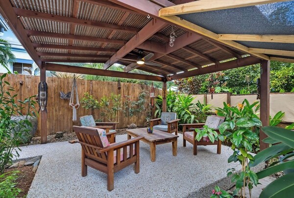 Tropicana Cottage Eclectic Poolside Haven Near Cbd - Cairns