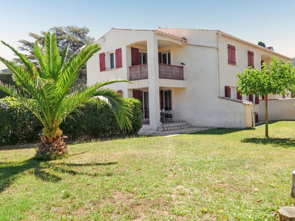 Homerez - Apartment In Saint-cyr-sur-mer. - Signes
