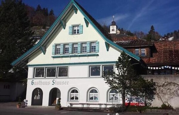 Lakeside Swiss Chalet 'Fischer's Fritz' - Stunning Wägitalersee Views - Schwyz