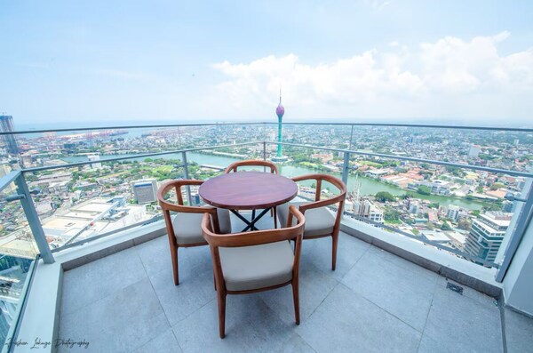 Five-star Ultra Luxury Condo 62nd Floor Panoramic City Views - Colombo