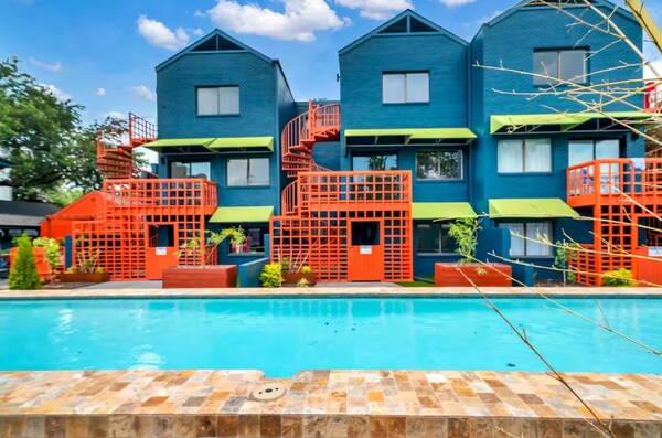 C Houston Resort Style Heated Pool - Houston, TX