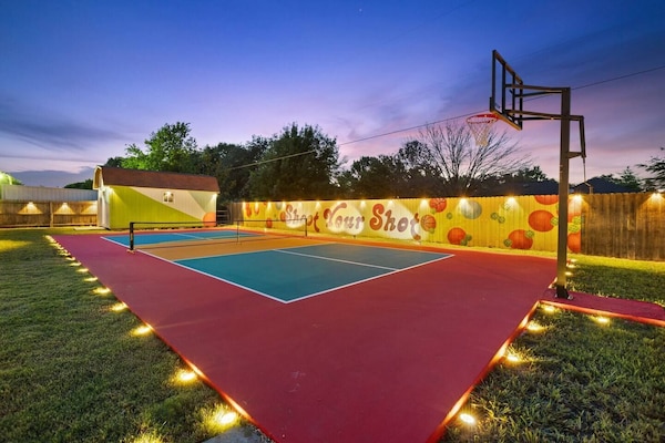 Oasis - Pickleball | Pool | Hot Tub | Game Room! - Lancaster, TX