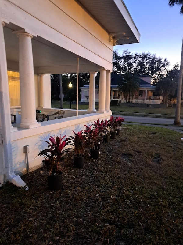 Gather Friends And Family In This Historical Home. - Fort Myers, FL