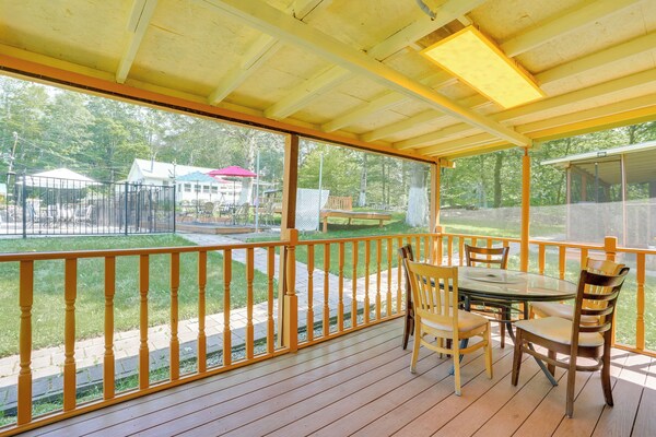 6 Mi To Bethel Woods: Cabin W/ Pool Access - Historic Site of the 1969 Woodstock Festival
