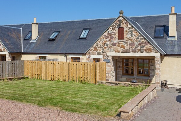 Honeysuckle Cottage - Sleeps 8 Guests  In 3 Bedrooms - Linlithgow Palace