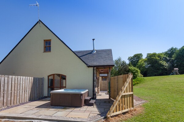 Beech Cottage - Sleeps 8 Guests  In 3 Bedrooms - Linlithgow Palace