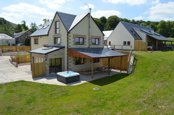 The Farmhouse - Sleeps 14 Guests  In 5 Bedrooms - Fife