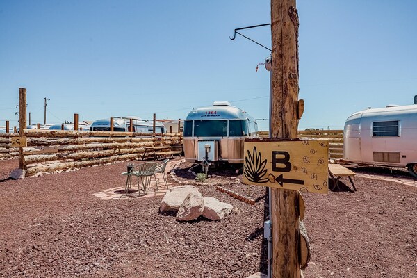 Airstream W/ Private Hot Tub (Unit B) - 4 Person Airstream With Private Hot Tub - 大峽谷國家公園