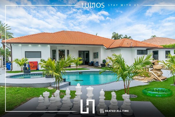 Spacious 5br Oasis W/ Pool, Games & Outdoor Fun - Doral, FL