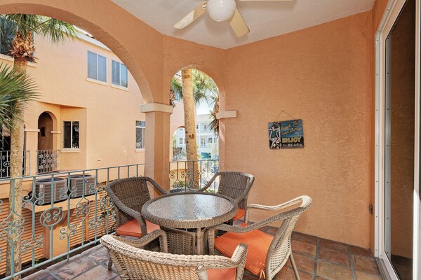 Vitamin Sea |Dog-friendly Spanish-style Townhome, Steps To Sk Beach & Village - Siesta Key, FL