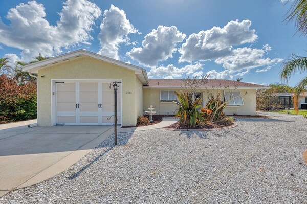 Good Vibrations | Saltwater Private Pool, Canal Waterfront, Dog Friendly - Englewood, FL