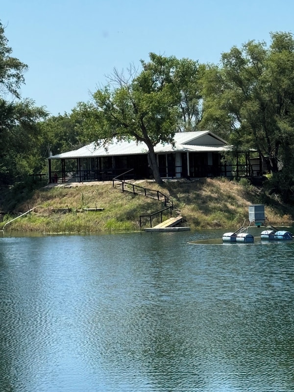 Grandpas Cozy Cabin In Arlington With Wifi, Ac, Grill,fishing, Pedal Boat,kayak - Kansas