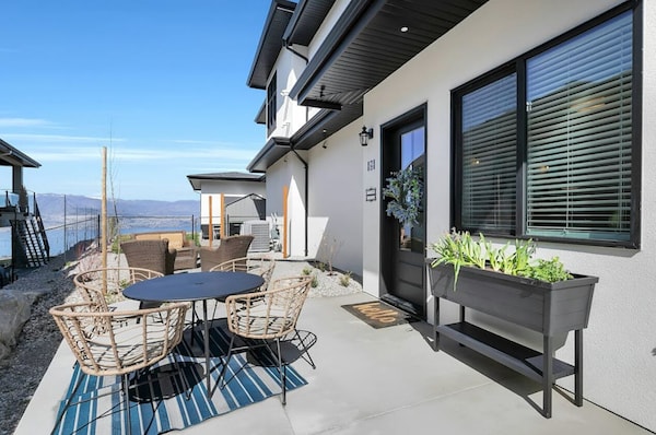 Vino Villa - Brand New 2bd King Bed, Queen Bed, Private Outdoor Space, Lakeview - Kelowna