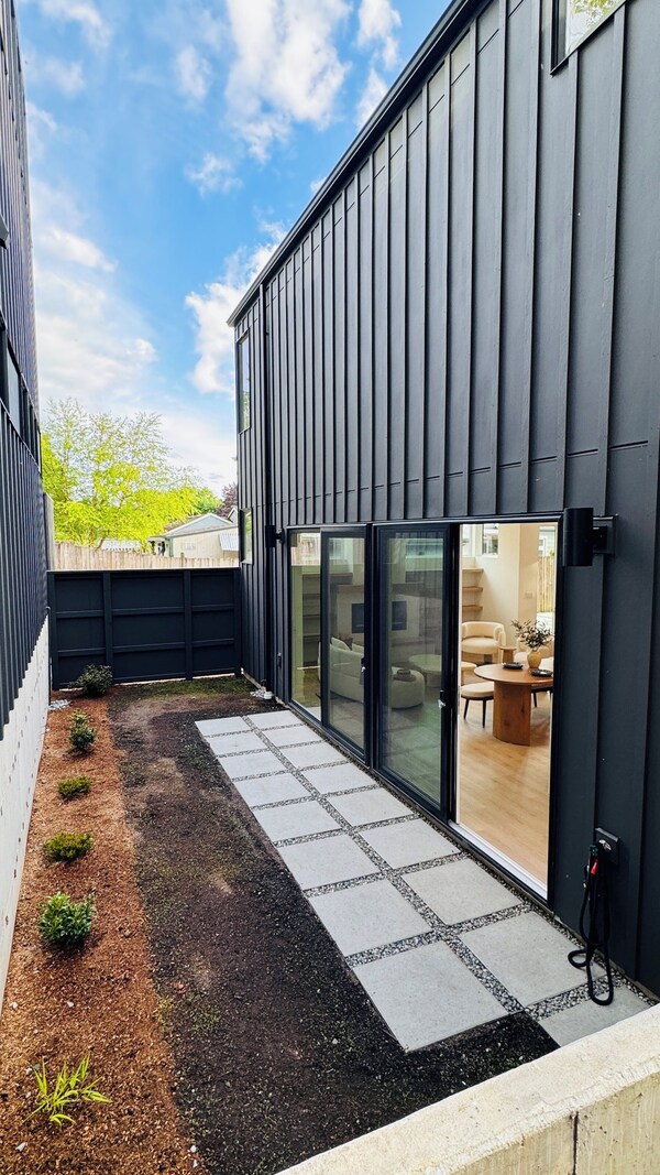 Brand New Architecture Gem 3br House +Spa Bathroom - Shoreline, WA