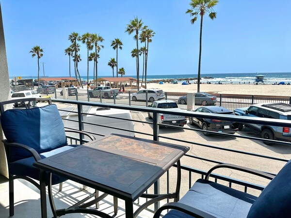 *New Listing* Beachfront Unit With Stunning Ocean Views & Direct Beach Access  Marina Del Mar 205a - Oceanside, Californie