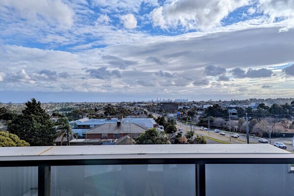 Townhouse With 2.5 Bathrooms And Double Garage - Mitcham