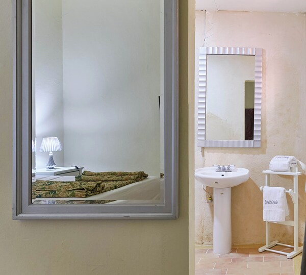 Charming 1br Hotel Room In Historic Zona Colonial With Wifi And Ac - Santo Domingo