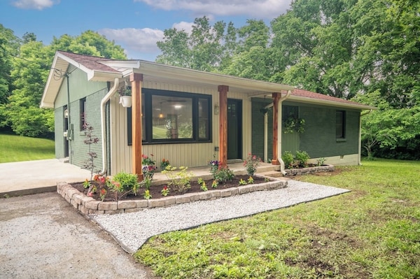 Conveniently Located Near Historic Downtown Franklin, Leipers Fork, South Hall. - Brentwood, TN
