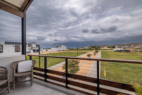 Complete, Modern 2 Bedroom, 2 Bathroom Apartment On The Beach - Jeffreys Bay