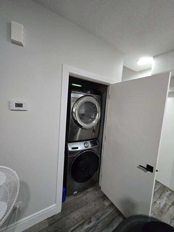 Stylish 2bd Basement Suite Close To Wem - Alberta