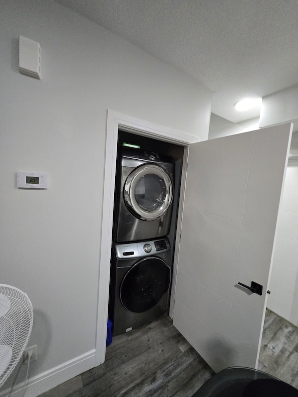 Stylish 2bd Basement Suite Close To Wem - Alberta