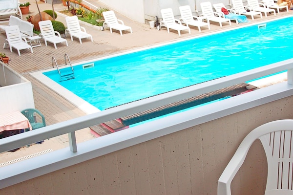 Bel Appartement Avec Piscine, Climatisation, Wifi, Tv, Balcon, Animaux Admis Et Parking - Alba Adriatica