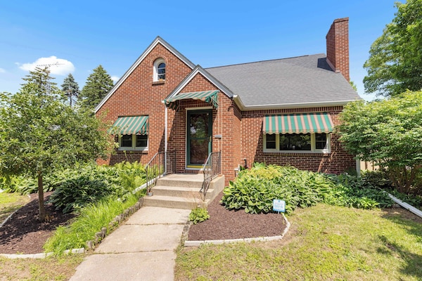 Your Friendly Neighborhood Airbnb - Rockford, IL