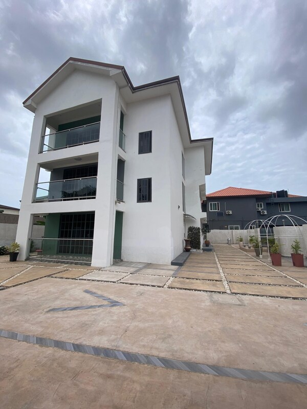 Cozy 2-bedroom Apartment With Wifi, Ac In Charming Accra - Accra