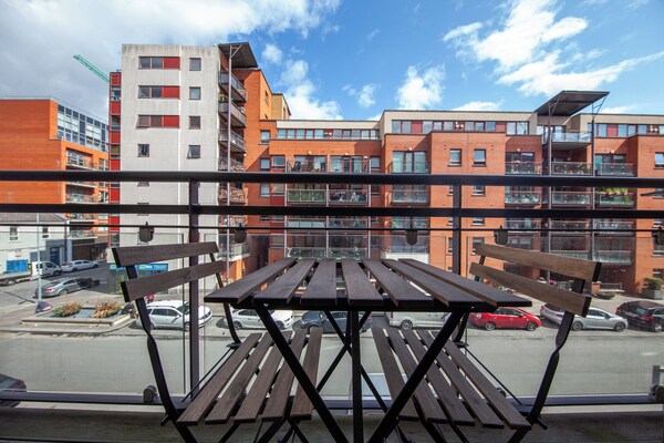 Exquisite And Modern 2bed Apartment In City Centre - Dun Laoghaire