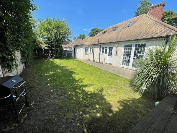Stunning 4 Bed House With Huge Garden And Parking - Epsom