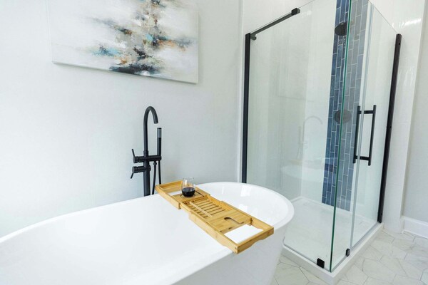 Jennifer's Spa-like Modern & Chic Broadway Retreat - Providence, RI