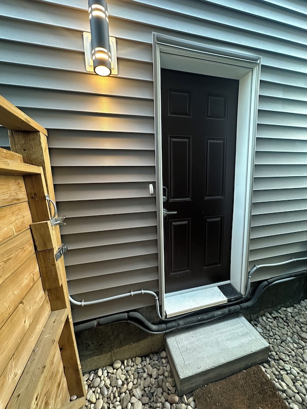 2-bedroom Furnished Basement Suite With Private Entrance. Comfortably Sleeps 5. - アルバータ