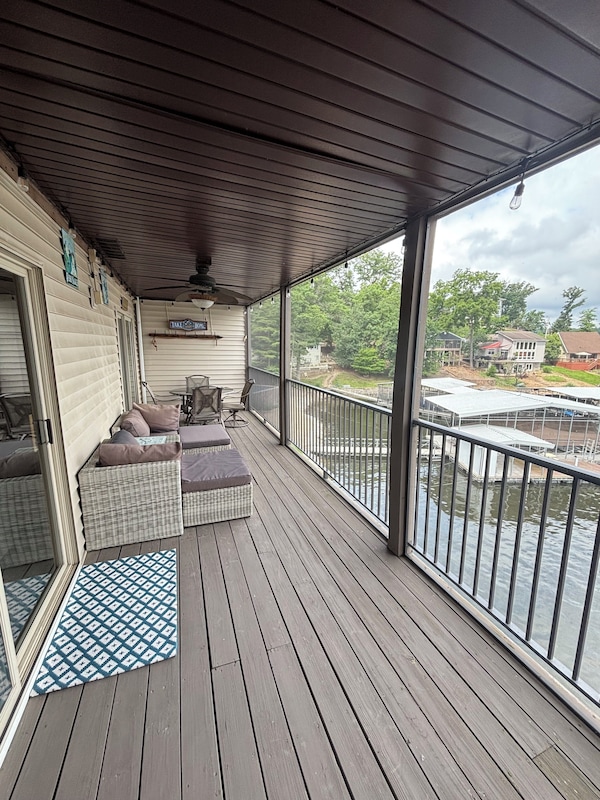Cozy 2-bedroom Lakefront Condo In Heart Of Osage Beach - Osage Beach, MO
