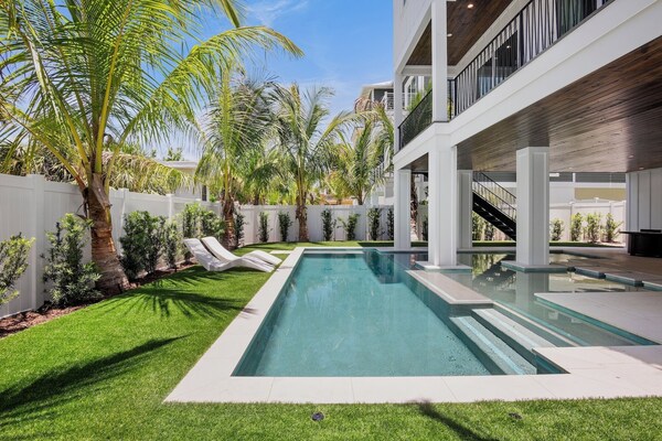 Sundance: Rooftop Deck And 2 Mins To Beach! - Bradenton Beach, FL