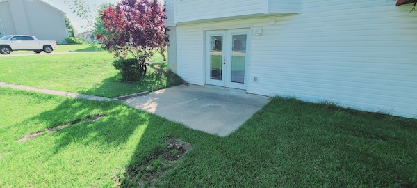 Private Walkout Basement: 2 Queen Beds & Full Bath - O'Fallon, MO