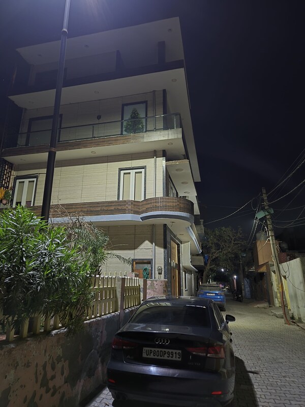 Spacious 2-bedroom With Kitchen Apartment With Wifi, Ac In Tranquil Vrindavan - Vrindavan