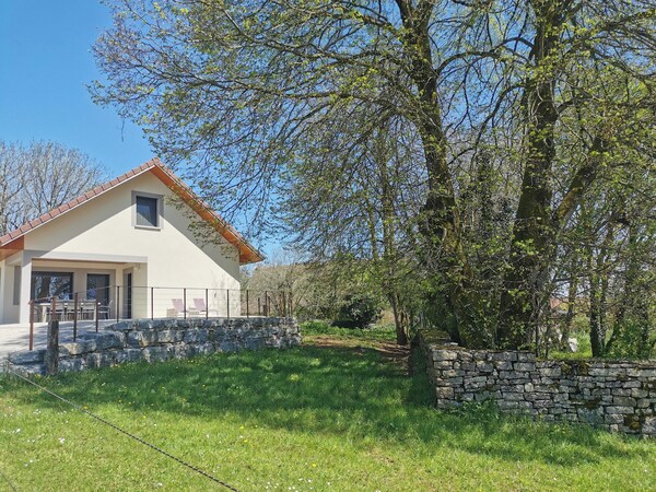 Homerez - Maison Accueillante Avec Jardin - Le Fied - Lons-le-Saunier