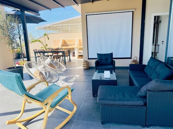 Seafront Penthouse With Sunset View & Jacuzzi - Vlorë