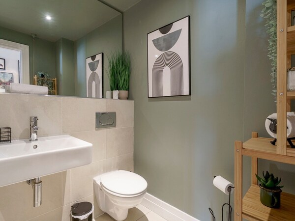 City Centre | Top Floor W/ Balcony & Sunset Views | Pass The Keys - Belfast