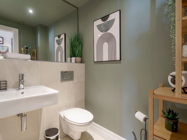 City Centre | Top Floor W/ Balcony & Sunset Views | Pass The Keys - Belfast
