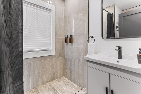 Modern Oasis W/ Game Room/fenced Yard-smoke Room- Fits 16+ Guests. - Farmington Hills, MI