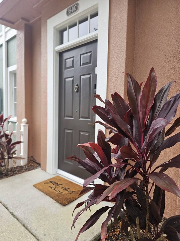 4br/3 Bath Condo Next To Pool! Close To All Parks - Kissimmee, FL
