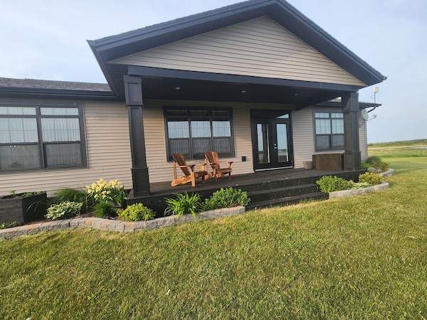 Cozy Waterfront Country Home W/game Room. Close To All Amenities! - Summerside