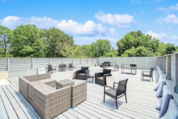 Elegant Skyline Luxe With Rooftop Patio Near Duke - 德罕