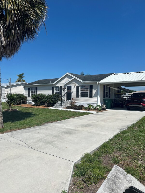 Our Lakeside Oasis Is A Cozy 2-bedroom House In Charming Okeechobee. - Okeechobee, FL