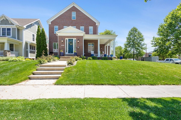 The Irish Grand | 4br Home | 0.5 Mi To Campus | Sleeps 20 - South Bend, IN