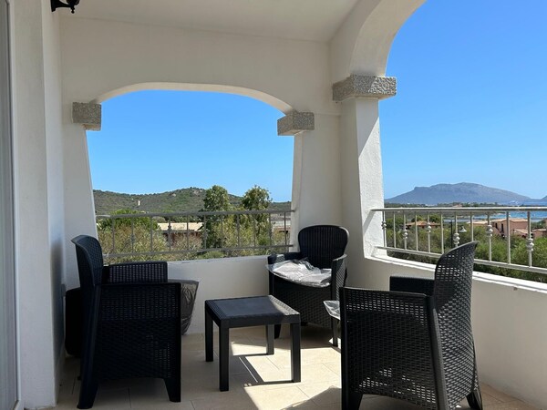 Appartement 'Trilocale' Avec Vue Sur La Mer, Terrasse Privée Et Climatisation - Golfo Aranci