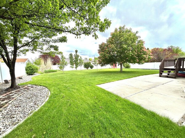 Spacious Gathering Place 2x Living Rooms & Dining Rooms + Fenced Private Yard - South Jordan, UT