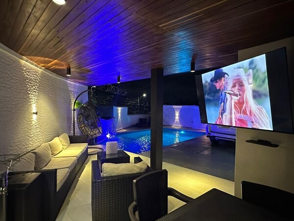 The Oasis Eden 4 Bedroom Mansion Exotic Pool 5 Min From Provenza,guest Friendly. - La Estrella